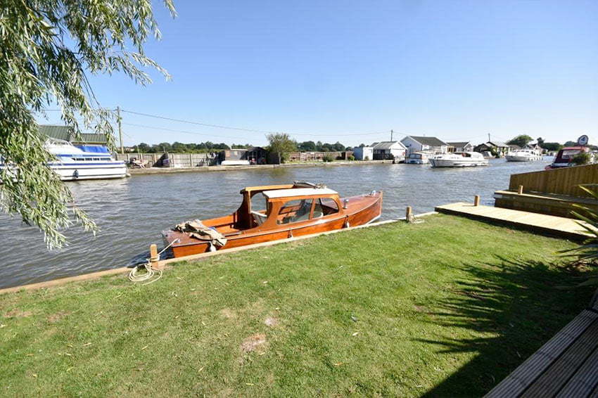 Sunray Riverside Cottage | Self Catering | Norfolk Broads | Discover ...